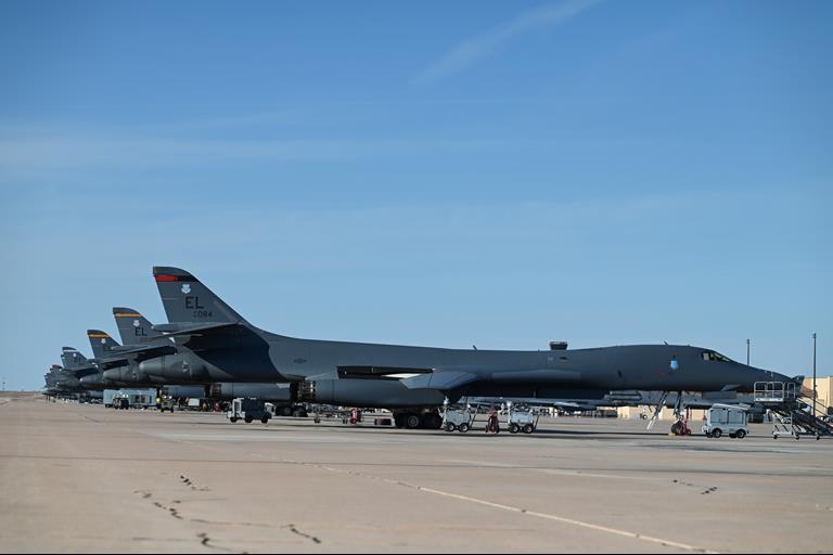 Pentagon releases photos of intercontinental B-1B combat mission | News ...